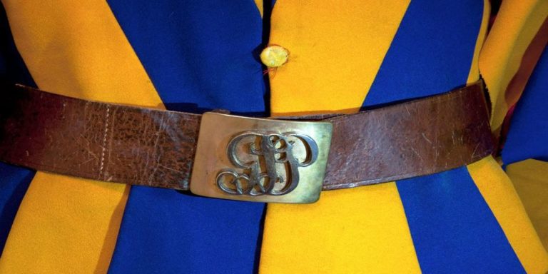 Pontifical Swiss🇨🇭Guard💂in the Vatican: Story, Banner, Uniform ...