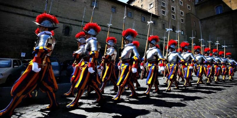 Pontifical Swiss🇨🇭Guard💂in the Vatican: Story, Banner, Uniform ...